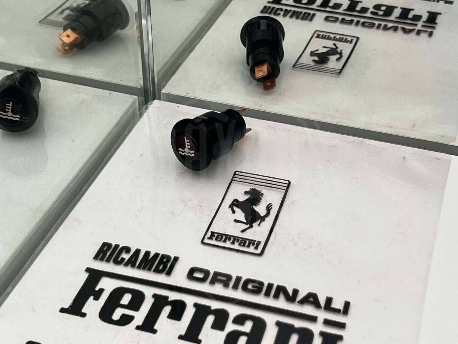 Ferrari F40 water warning light – SaxonParts